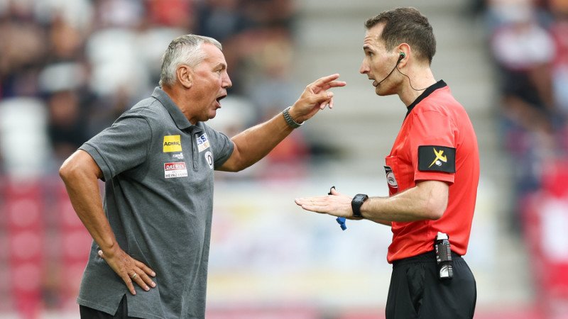 Salzburg-Klagenfurt: Schiedsrichter entschuldigt sich nach VAR-Fehler