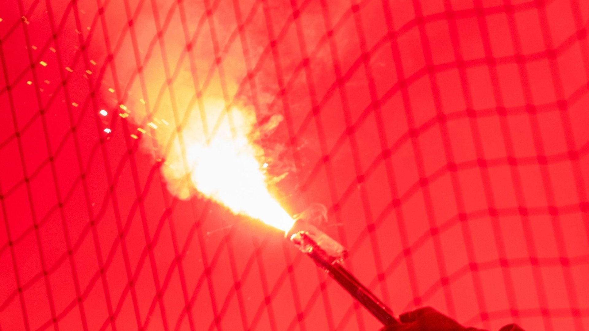 Journalist: Rapid-Fans werfen Bengalo in U-Bahn